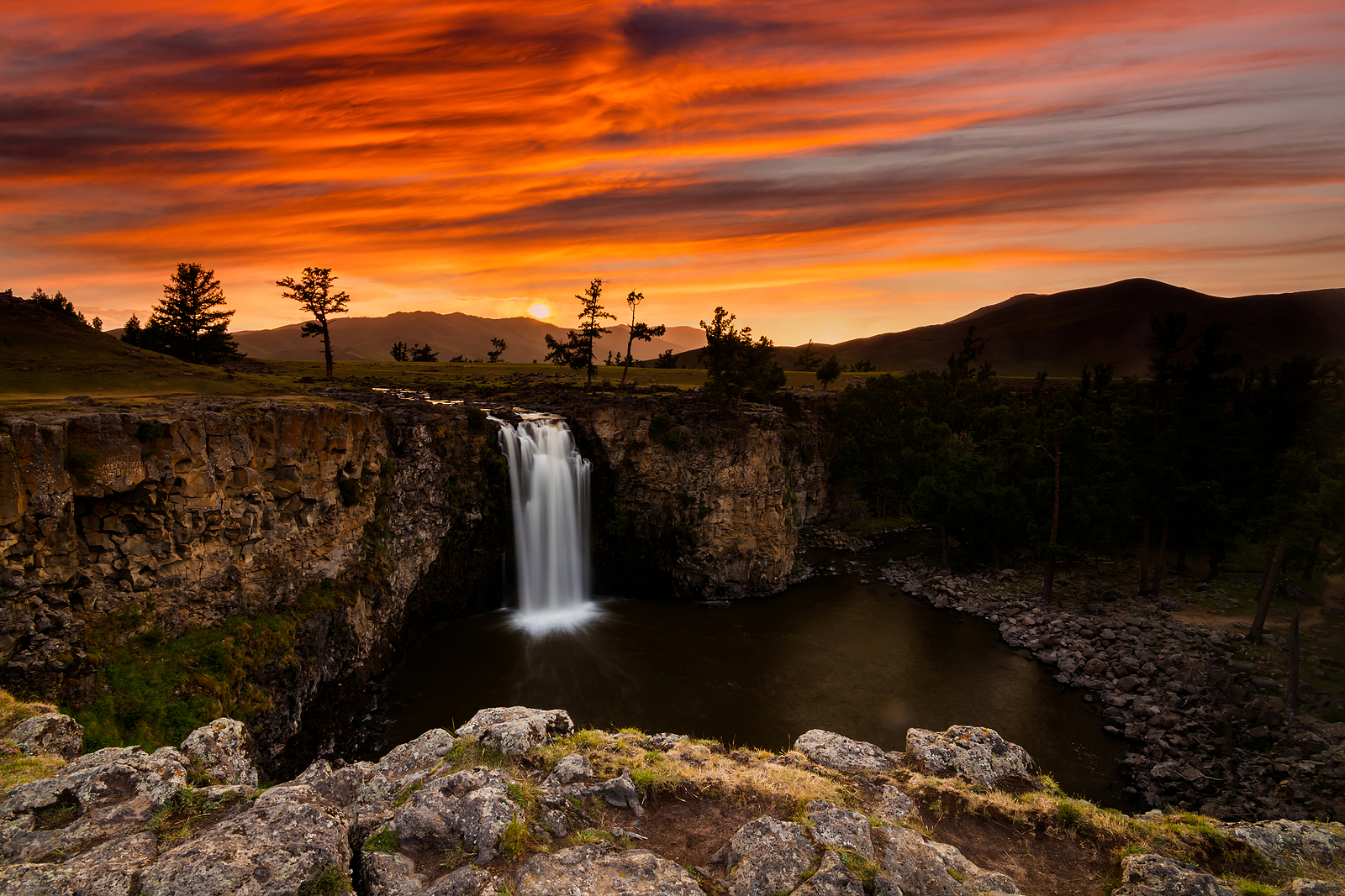 Nejkrásnější vodopády Asie: jsou v mongolské pustině i u nejvyšší ...